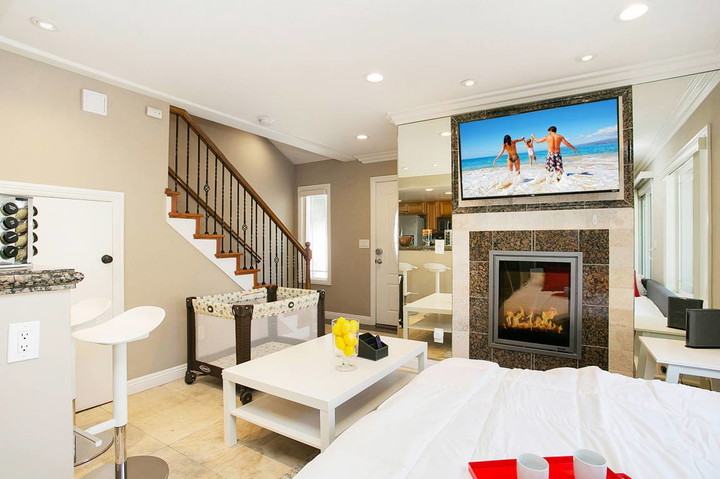 Apartment ∙ 2 Bedrooms ∙ 5 Guests - Costa Mesa, CA