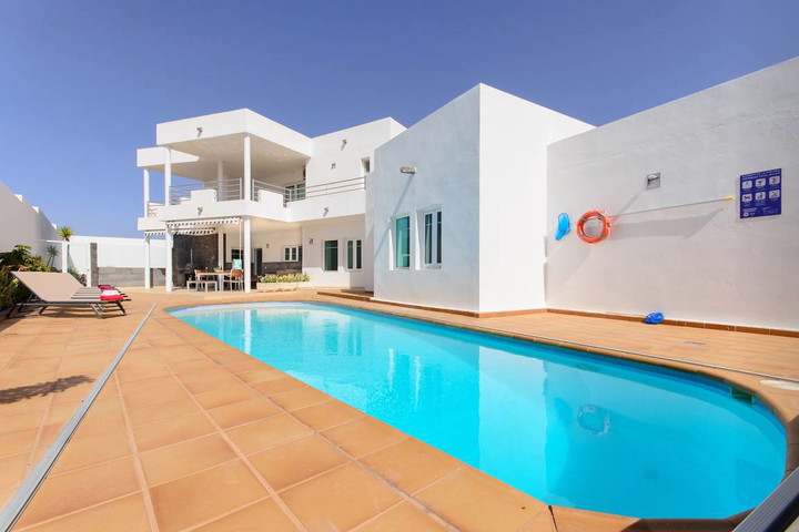 300 M² Villa ∙ 5 Bedrooms ∙ 10 Guests - Costa Teguise