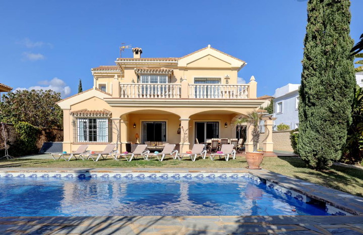 255 M² Villa ∙ 4 Chambres ∙ 9 Personnes - Estepona