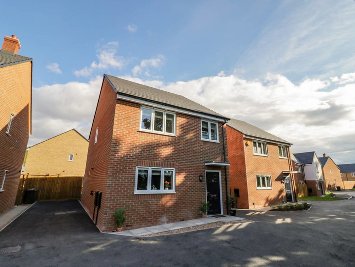 Cottage ∙ 3 Bedrooms ∙ 6 Guests - Coventry