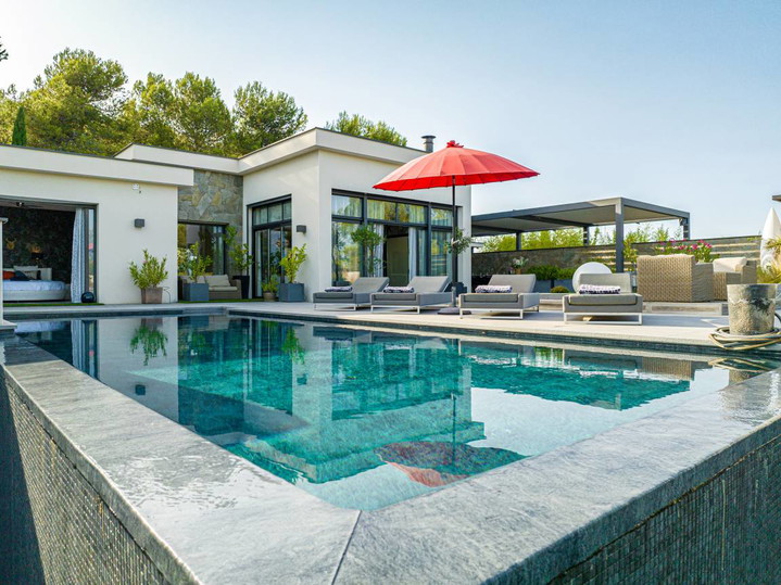 550 M² Villa ∙ 8 Bedrooms ∙ 16 Guests - Montpellier