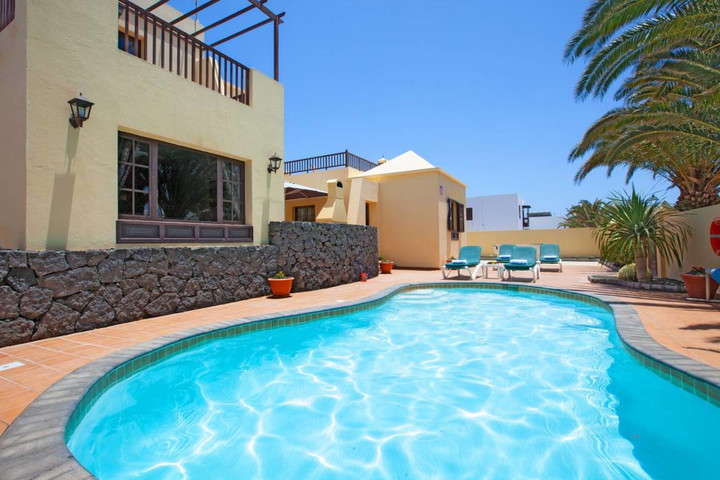 Villa ∙ 4 Bedrooms ∙ 10 Guests - Costa Teguise