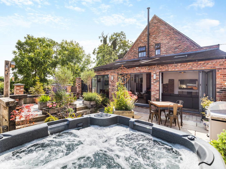 Cottage ∙ 5 Bedrooms ∙ 10 Guests - Derby