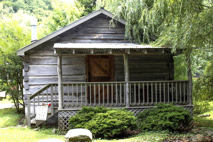 House ∙ 1 Bedroom ∙ 2 Guests - Maggie Valley, NC