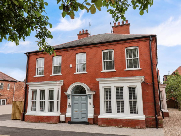 Cottage ∙ 8 Bedrooms ∙ 16 Guests - Flamborough