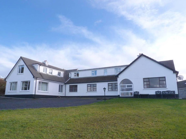 Cottage ∙ 8 Bedrooms ∙ 19 Guests - County Galway