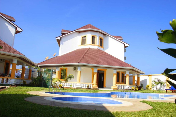 2100 M² Villa ∙ 4 Bedrooms ∙ 8 Guests - Diani Beach