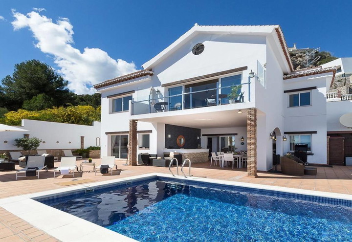 220 M² Villa ∙ 4 Bedrooms ∙ 8 Guests - Costa Tropical