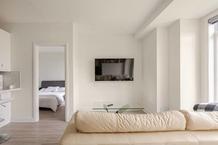 Apartment ∙ 2 Bedrooms ∙ 4 Guests - Oakville