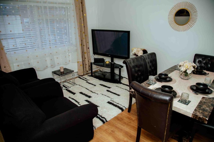 74 M² Apartment ∙ 3 Bedrooms ∙ 5 Guests - Rochdale