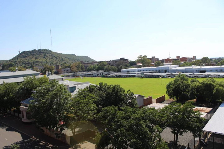 110 M² Apartment ∙ 2 Bedrooms ∙ 3 Guests - Bloemfontein