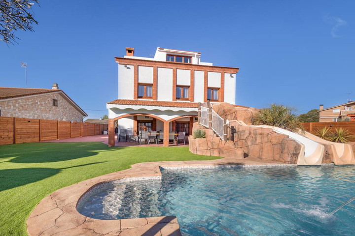 280 M² Villa ∙ 5 Chambres ∙ 14 Personnes - Manresa