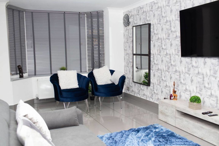 250 M² House ∙ 4 Bedrooms ∙ 8 Guests - Bury