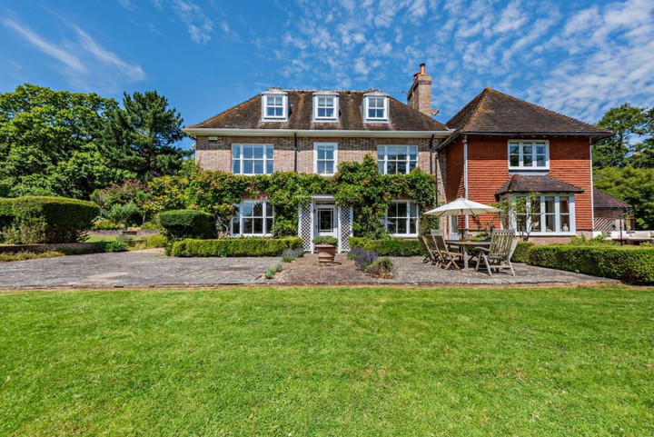 Cottage ∙ 6 Bedrooms ∙ 12 Guests - Battle