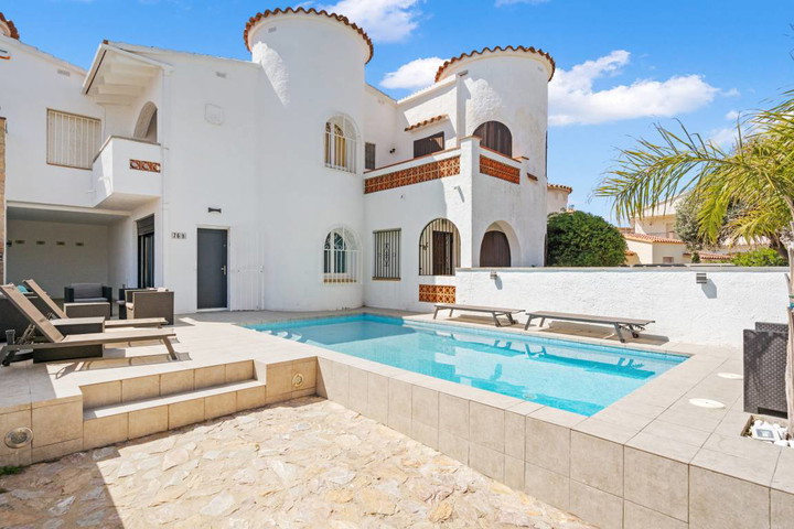 100 M² Villa ∙ 3 Bedrooms ∙ 6 Guests - Empuriabrava
