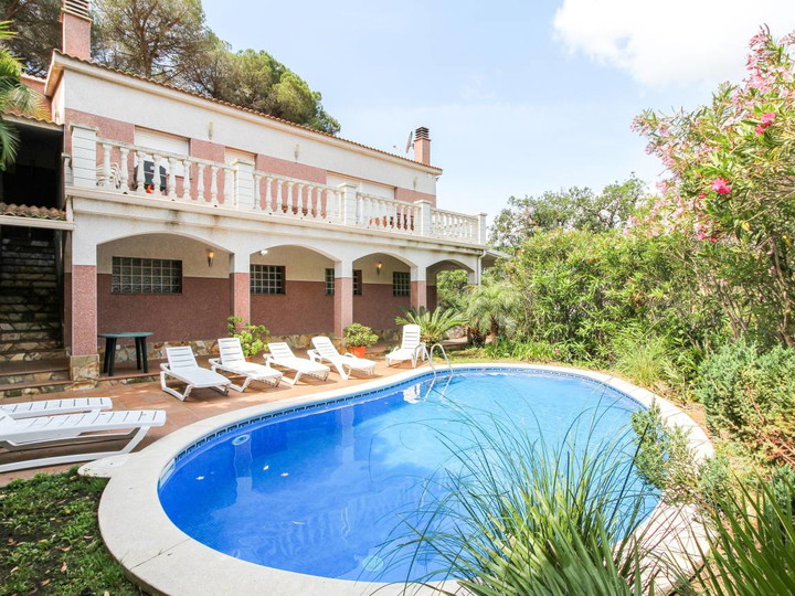 180 M² Villa ∙ 3 Bedrooms ∙ 10 Guests - Lloret de Mar