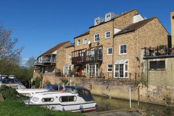 84 M² Apartment ∙ 2 Bedrooms ∙ 4 Guests - St Neots