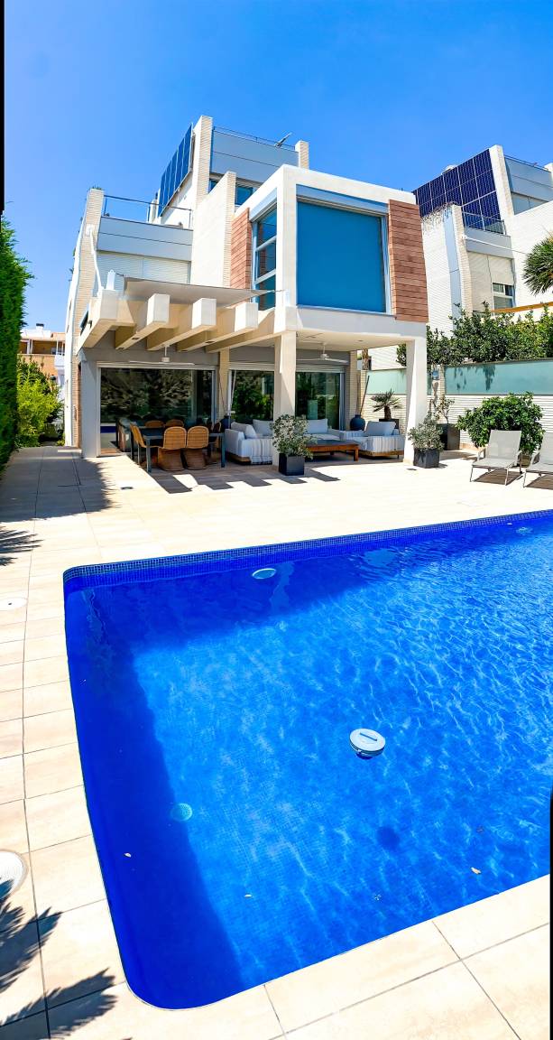 300 M² House ∙ 5 Bedrooms ∙ 10 Guests - Alicante