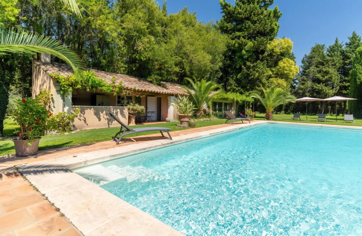 300 M² Villa ∙ 6 Chambres ∙ 15 Personnes - Mouriès
