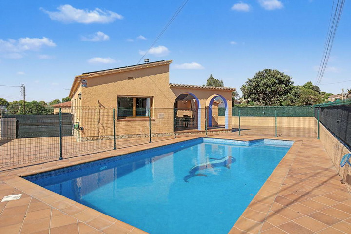 150 M² Villa ∙ 3 Bedrooms ∙ 8 Guests - Torroella de Montgrí