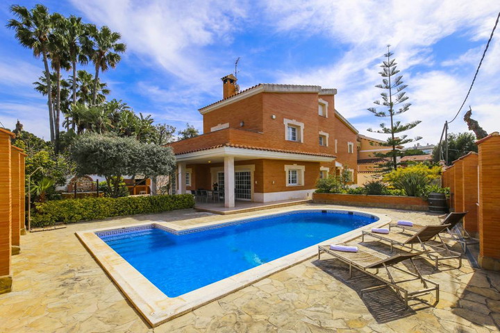 700 M² Villa ∙ 9 Bedrooms ∙ 22 Guests - Salou