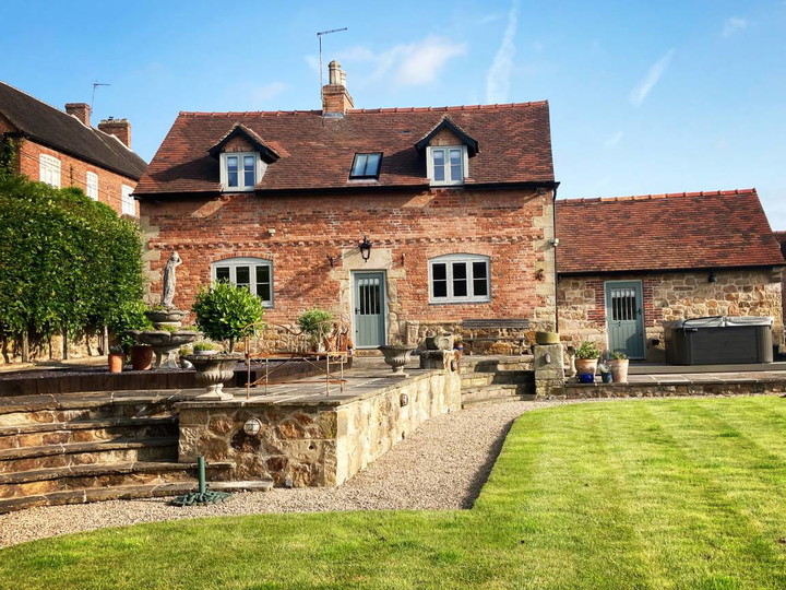 Cottage ∙ 4 Bedrooms ∙ 8 Guests - Derby