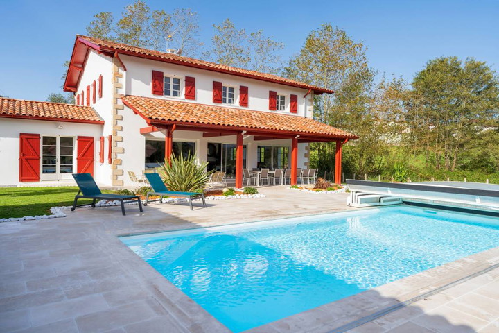 245 M² Villa ∙ 7 Slaapkamers ∙ 14 Gasten - Ascain
