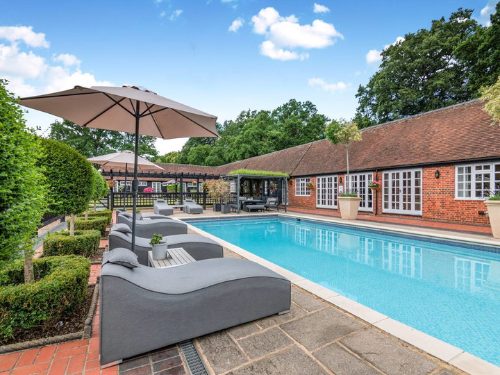 Cottage ∙ 2 Bedrooms ∙ 8 Guests - Guildford