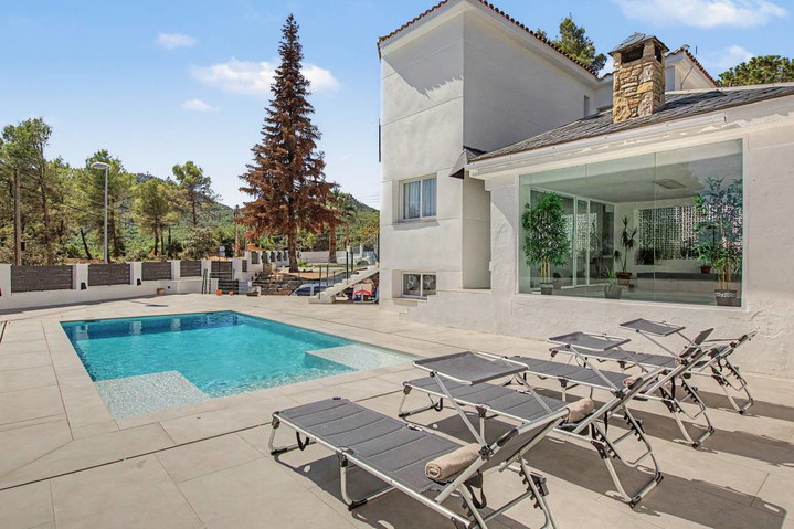 200 M² Chalet ∙ 4 Habitaciones ∙ 8 Huéspedes - Sant Boi de Llobregat