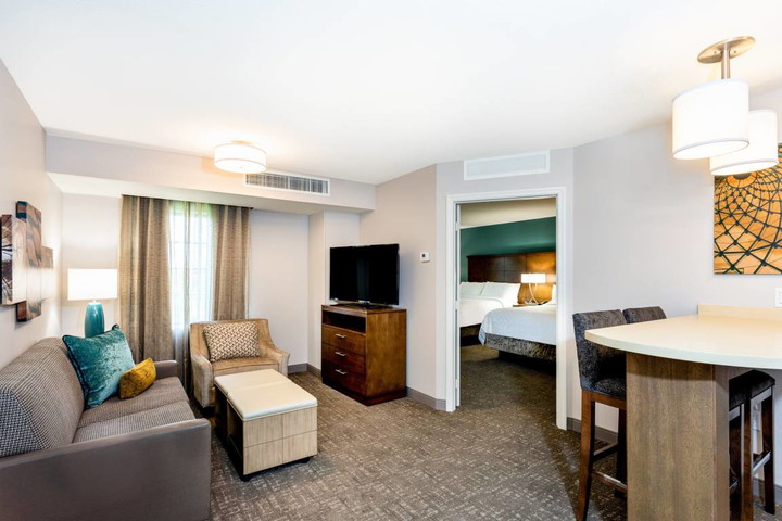 Hotel ∙ 2 Bedrooms ∙ 8 Guests - Davie, FL