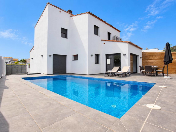 140 M² Villa ∙ 4 Bedrooms ∙ 8 Guests - Roses