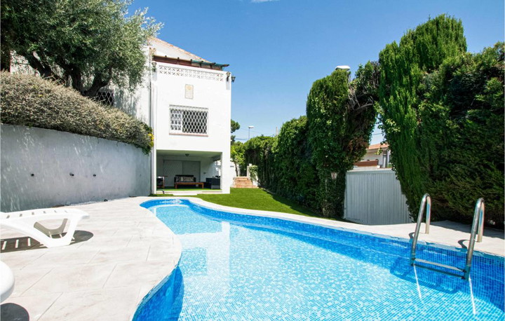 350 M² House ∙ 5 Bedrooms ∙ 7 Guests - Badalona