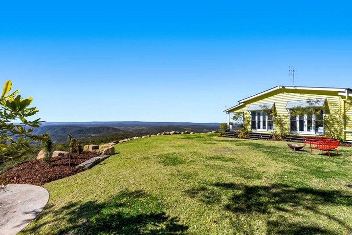 Accommodation ∙ 3 Bedrooms ∙ 4 Guests - Crows Nest