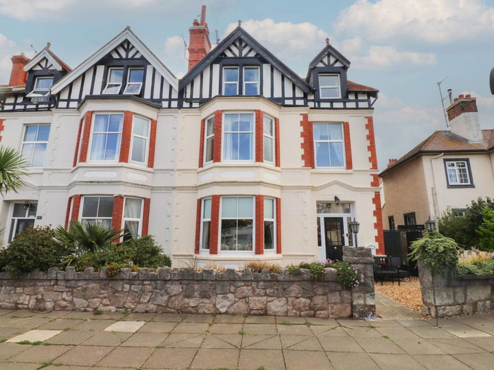 Cottage ∙ 8 Bedrooms ∙ 16 Guests - Conwy