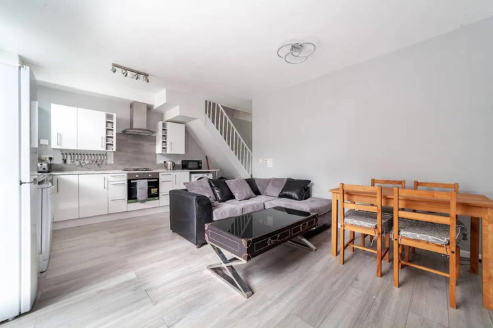 1000 M² House ∙ 4 Bedrooms ∙ 8 Guests - Barnes