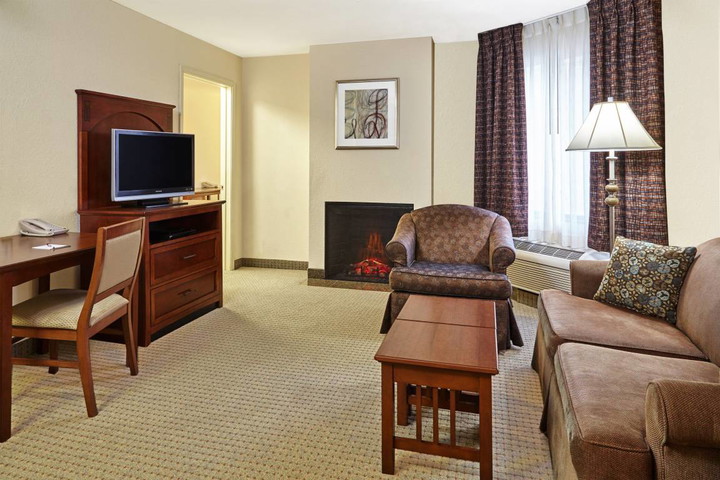 Condo ∙ 2 Bedrooms ∙ 6 Guests - Oak Creek, WI