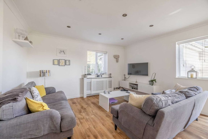 Apartment ∙ 6 Bedrooms ∙ 12 Guests - Slough