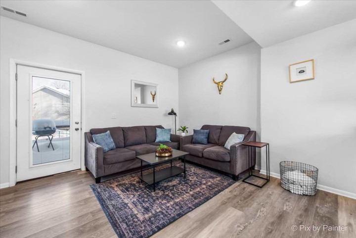 Apartment ∙ 2 Bedrooms ∙ 5 Guests - Crystal Lake, IL