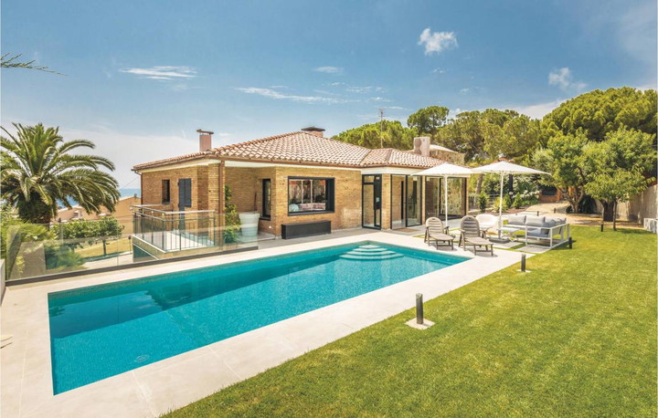 300 M² House ∙ 3 Bedrooms ∙ 6 Guests - Badalona