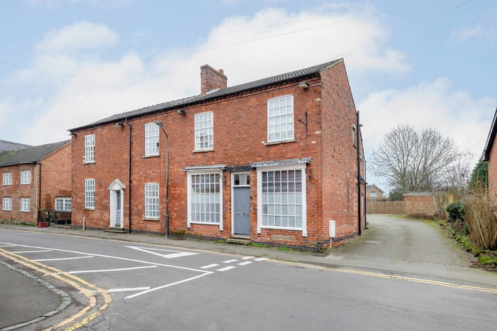 Cottage ∙ 12 Bedrooms ∙ 24 Guests - Derby