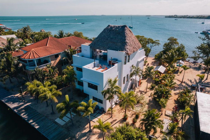 511 M² Villa ∙ 5 Bedrooms ∙ 14 Guests - Placencia