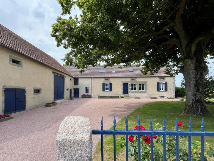192 M² Gîte ∙ 6 Chambres ∙ 13 Personnes - Puy-de-Dôme