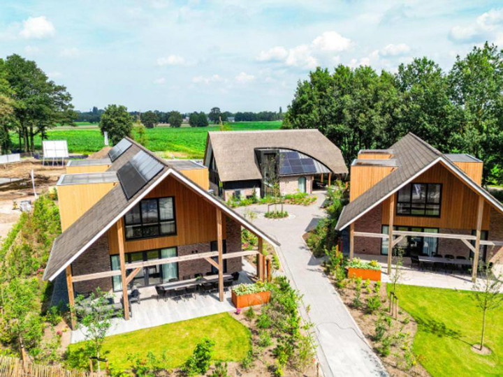 400 M² Villa ∙ 10 Bedrooms ∙ 18 Guests - Veenendaal