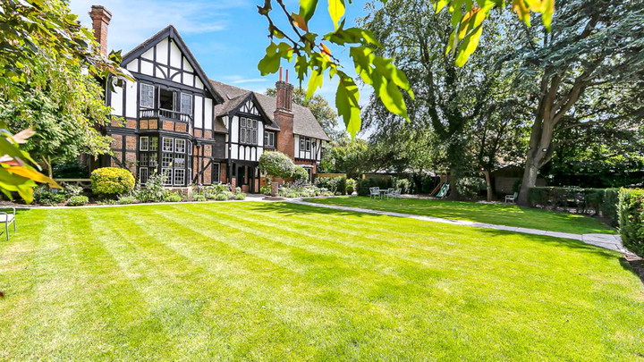 Cottage ∙ 12 Bedrooms ∙ 24 Guests - Ringwood