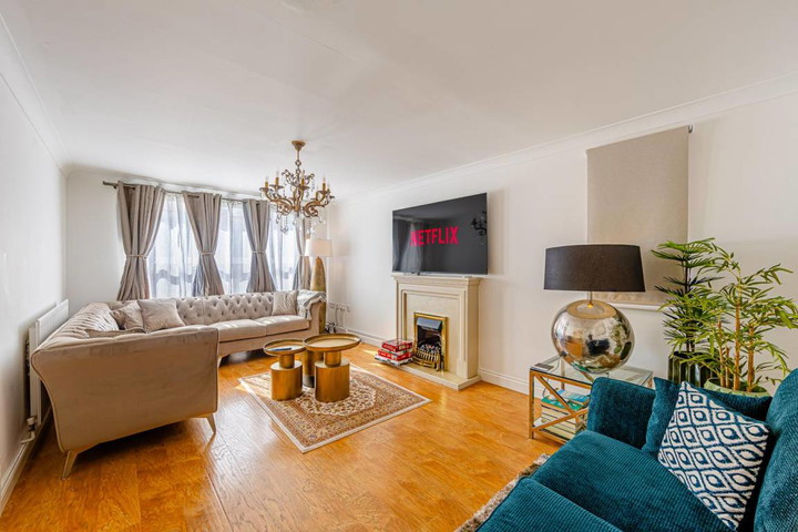 155 M² House ∙ 4 Bedrooms ∙ 8 Guests - Brentwood