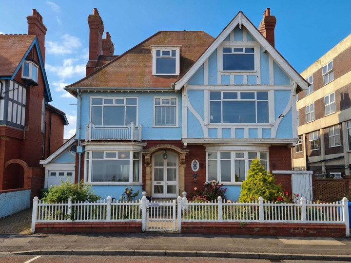 Cottage ∙ 10 Bedrooms ∙ 26 Guests - Flamborough