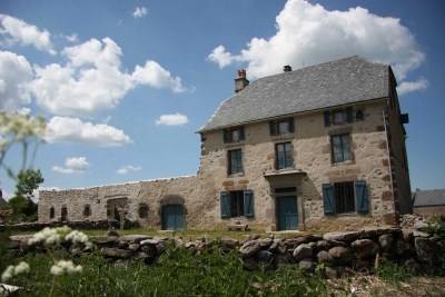340 M² Gîte ∙ 9 Chambres ∙ 20 Personnes - Cantal