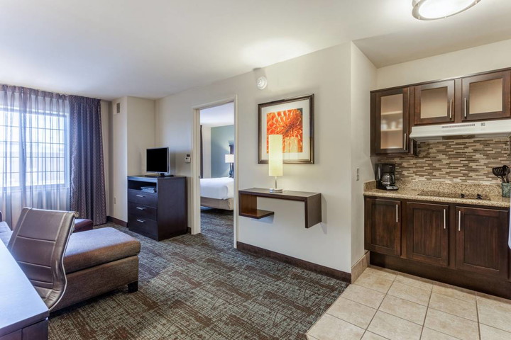 Condo ∙ 1 Bedroom ∙ 3 Guests - Davenport, IA