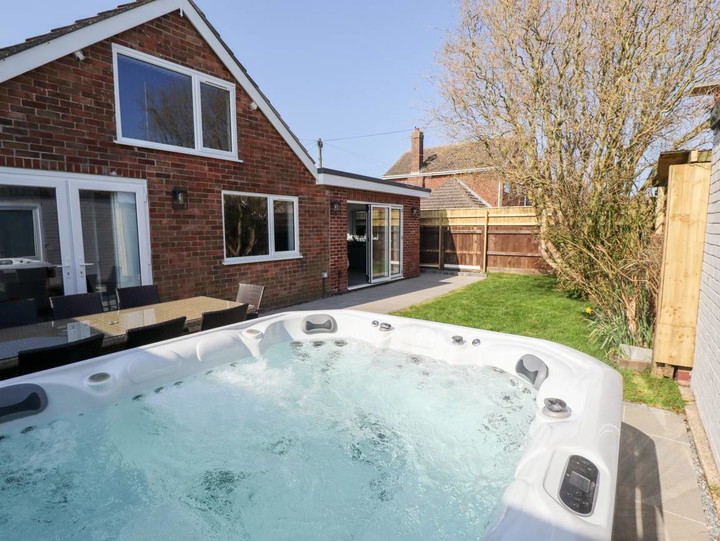 Cottage ∙ 4 Bedrooms ∙ 8 Guests - Mablethorpe
