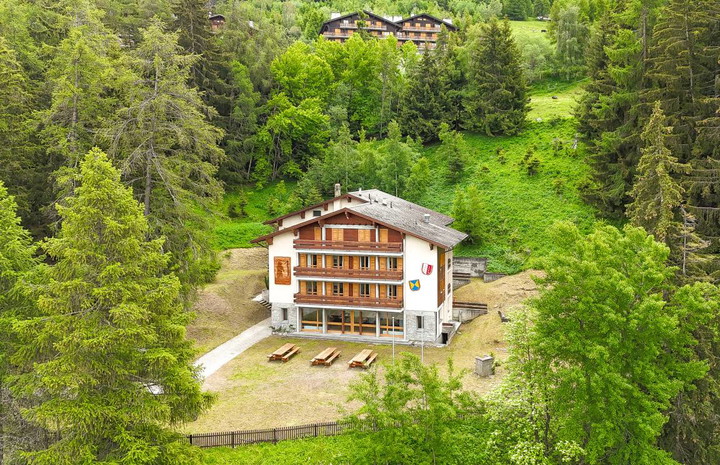 740 M² Chalet ∙ 24 Chambres ∙ 66 Personnes - Suisse